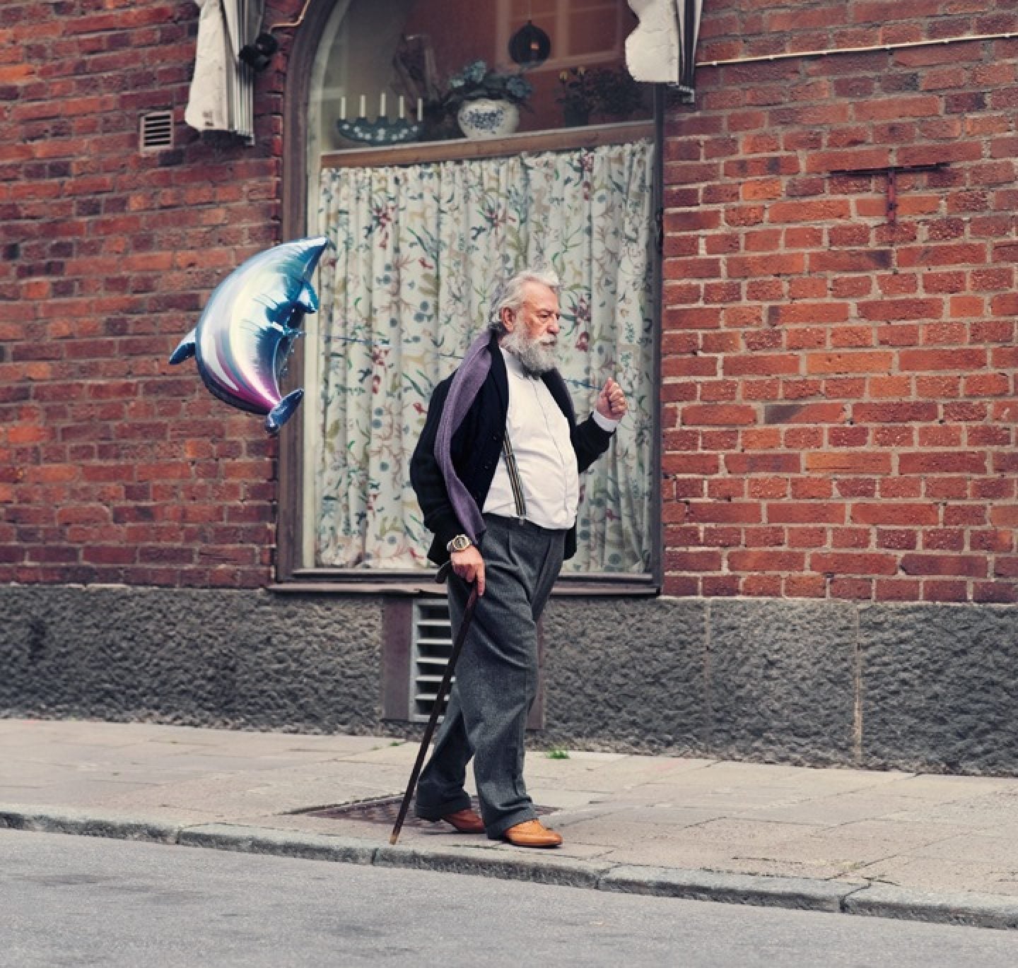 Balloon man’s last walk - IGNANT