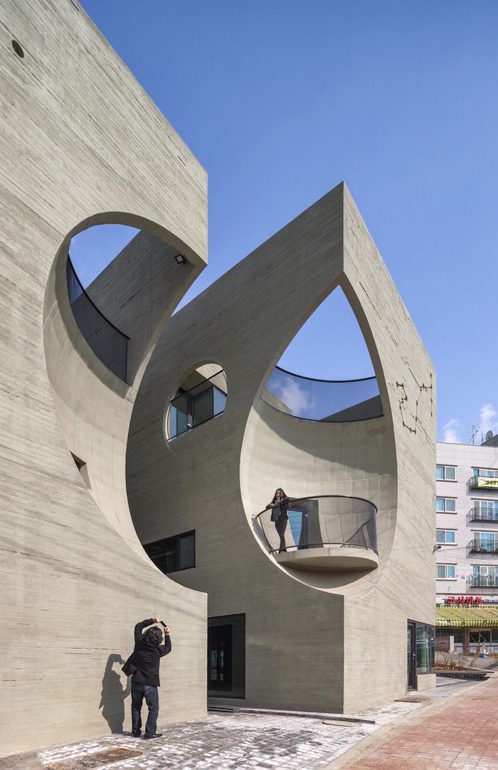 A Quirky Moon-Shaped Building By Moon Hoon Architects - IGNANT