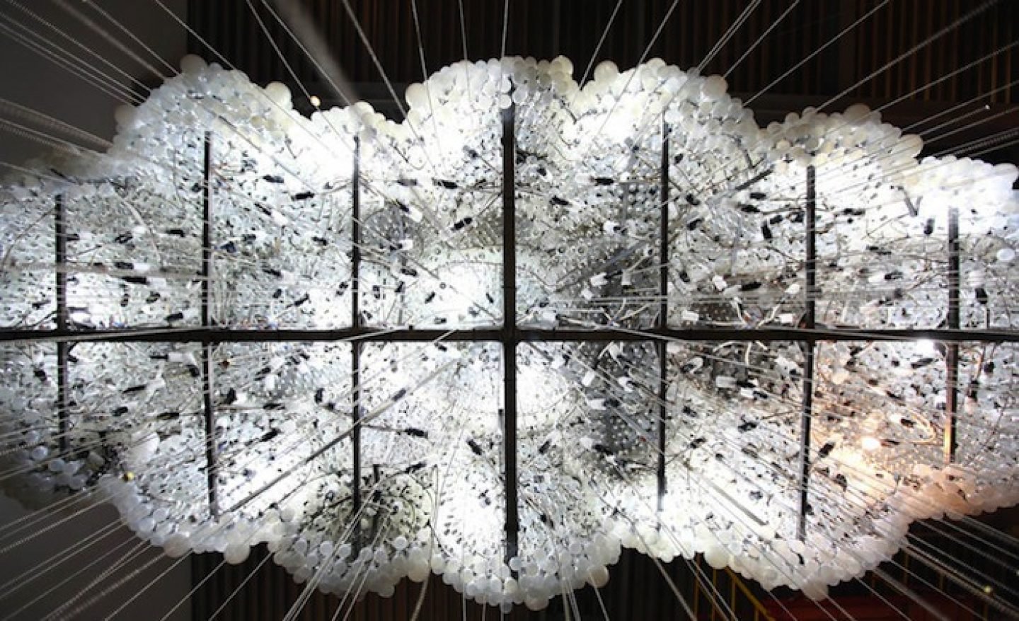 An Interactive Cloud Installation Made Of 6,000 Lightbulbs - IGNANT An Interactive Cloud Installation Made Of 6,000 Lightbulbs - IGNANT