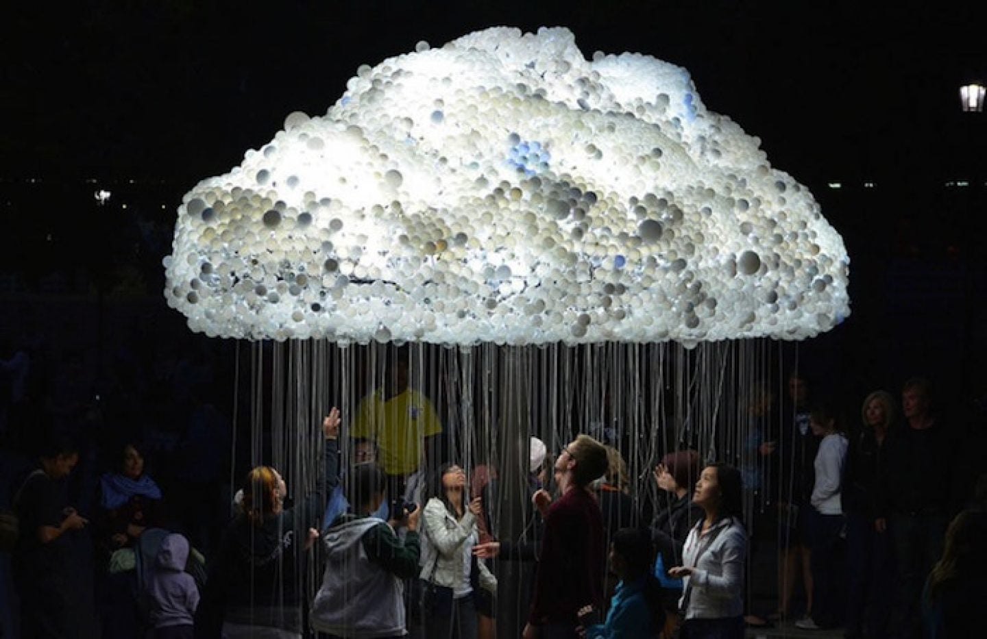 An Interactive Cloud Installation Made Of 6,000 Lightbulbs - IGNANT