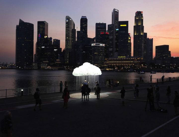 An Interactive Cloud Installation Made Of 6,000 Lightbulbs - IGNANT An Interactive Cloud Installation Made Of 6,000 Lightbulbs - IGNANT