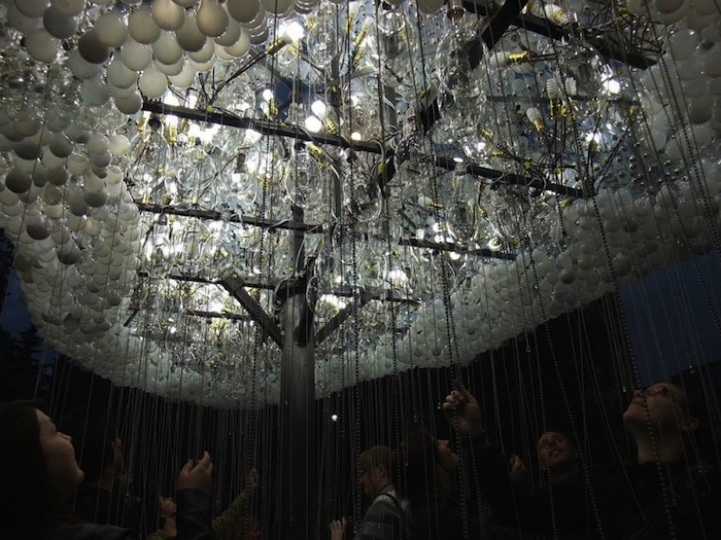 An Interactive Cloud Installation Made Of 6,000 Lightbulbs - IGNANT An Interactive Cloud Installation Made Of 6,000 Lightbulbs - IGNANT