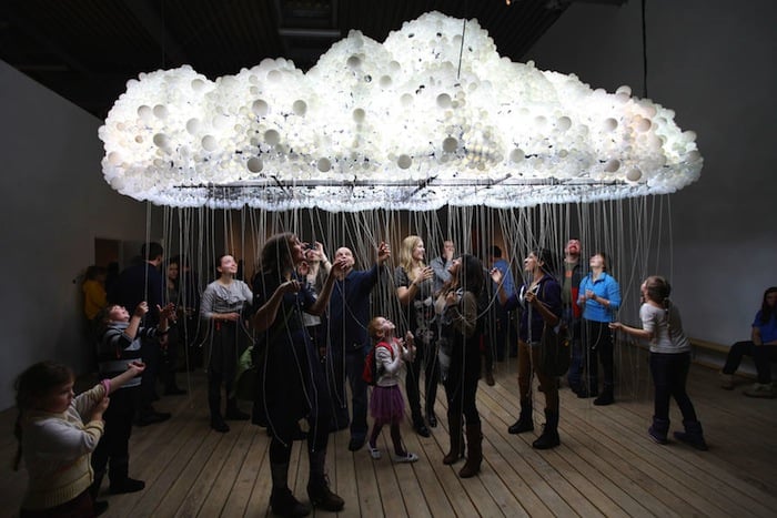 An Interactive Cloud Installation Made Of 6,000 Lightbulbs - IGNANT An Interactive Cloud Installation Made Of 6,000 Lightbulbs - IGNANT