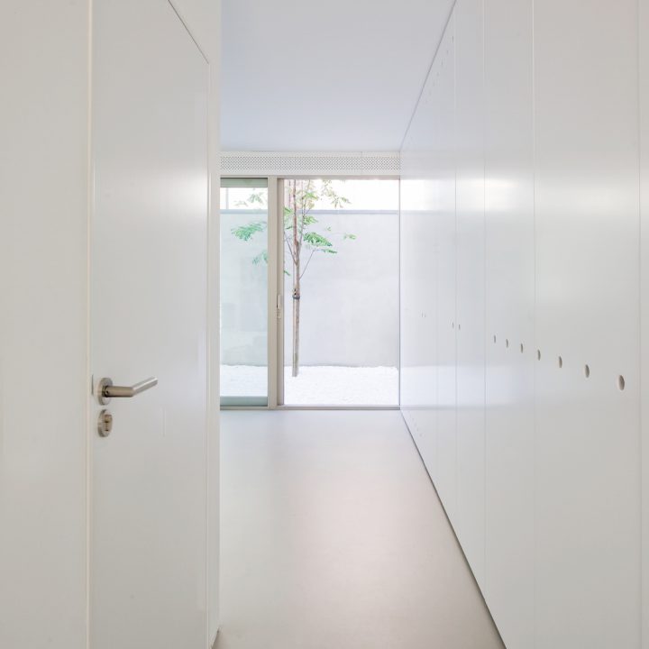 A Photographer's Home With A Light-Filled Atrium - IGNANT