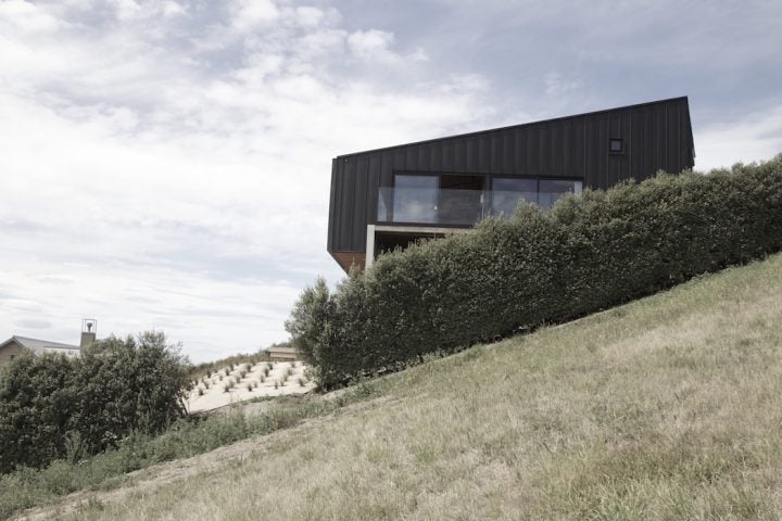 A Black Zinc House Overlooking New Zealand's Southern Alps - IGNANT