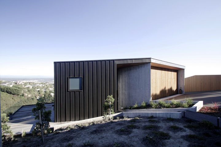 A Black Zinc House Overlooking New Zealand's Southern Alps - IGNANT