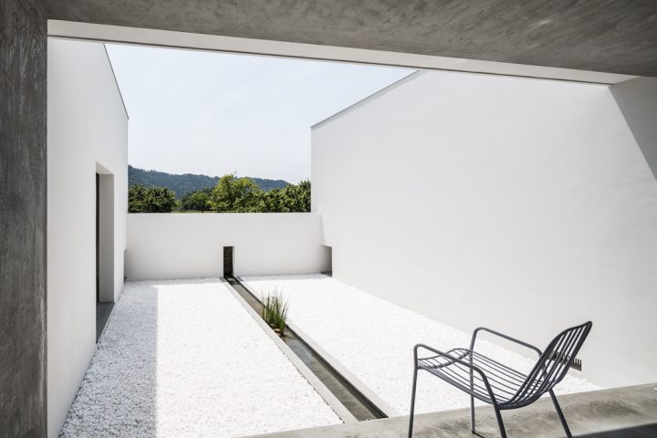 A House With A Minimal Courtyard - IGNANT