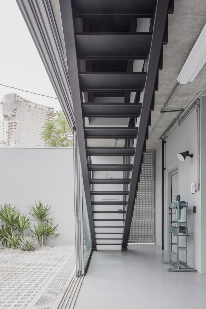 A Concrete Car Workshop In São Paulo - IGNANT