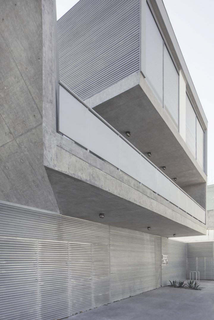 A Concrete Car Workshop In São Paulo - IGNANT