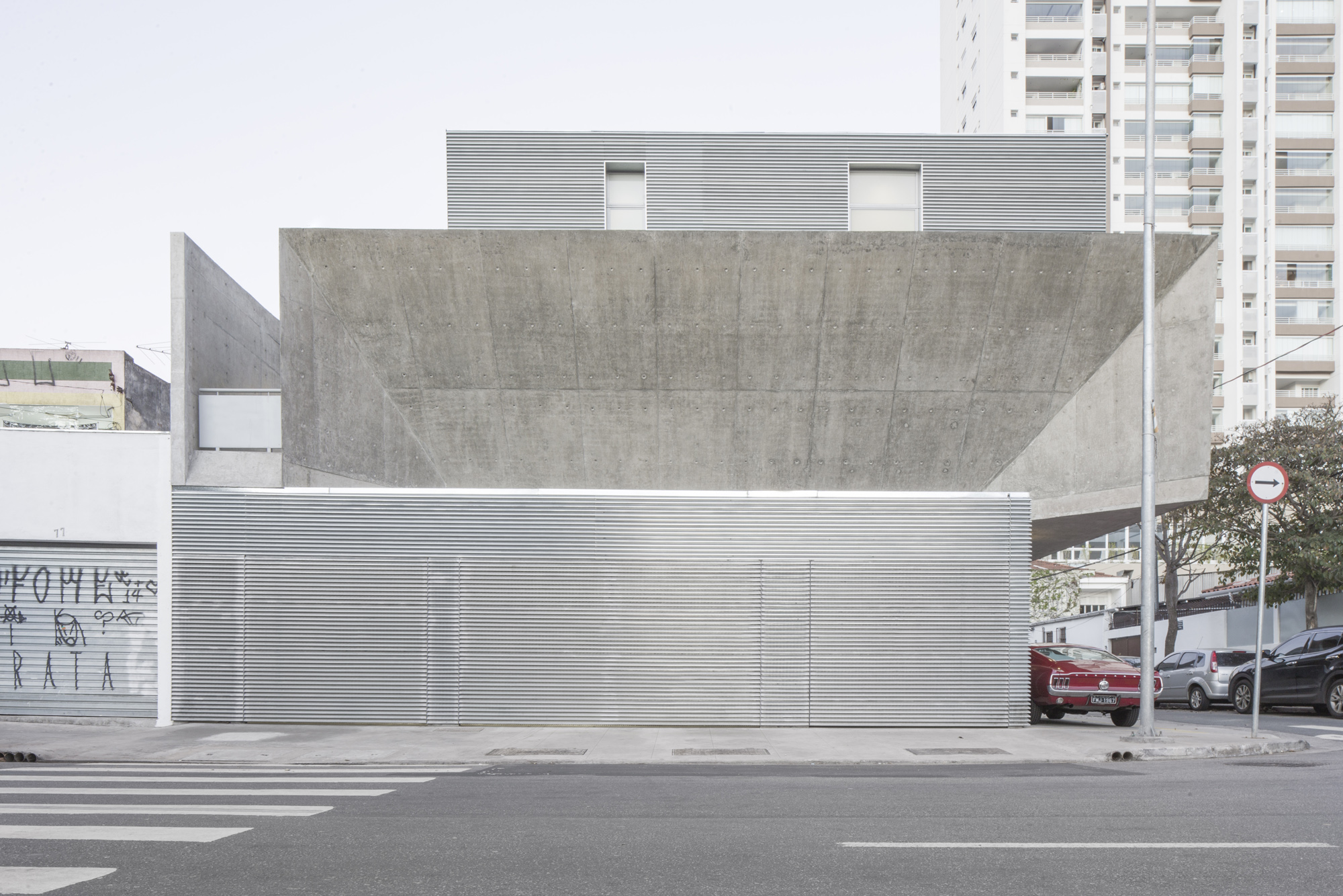 A Concrete Car Workshop In São Paulo - IGNANT
