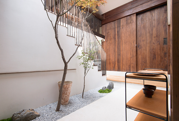 Sunken house by De Matos Ryan nestles in a garden | iGNANT.com