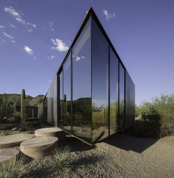 A Reflective, Floating Art Studio In Paradise Valley - IGNANT