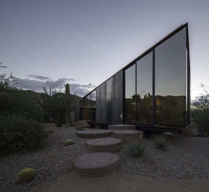 A Reflective, Floating Art Studio In Paradise Valley - IGNANT