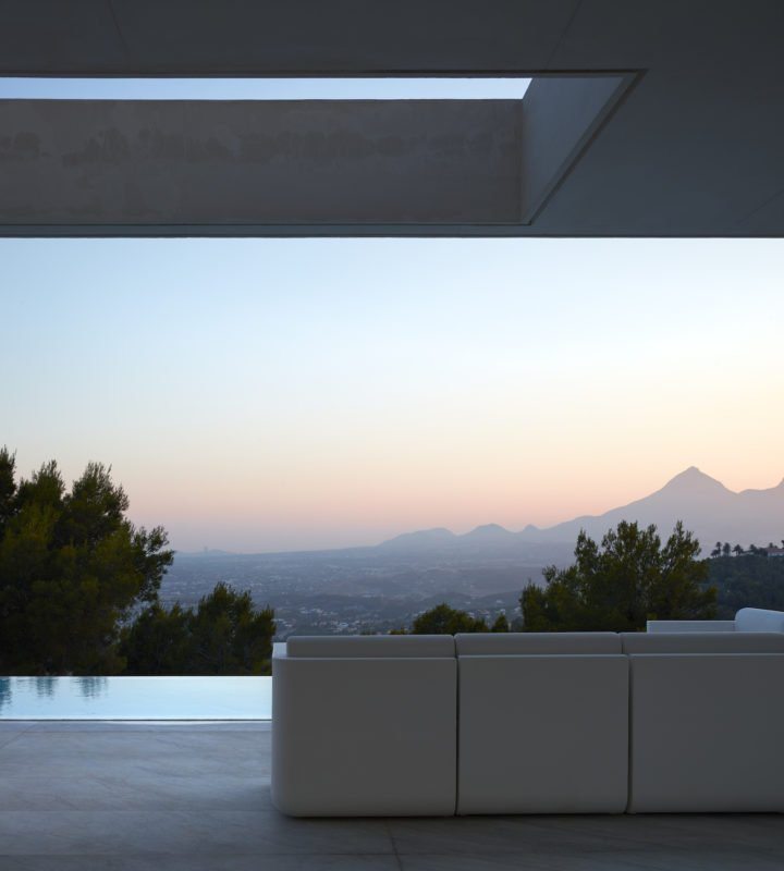 Ramón Esteve Estudio’s Oslo House Overlooking The Spanish Mountains ...