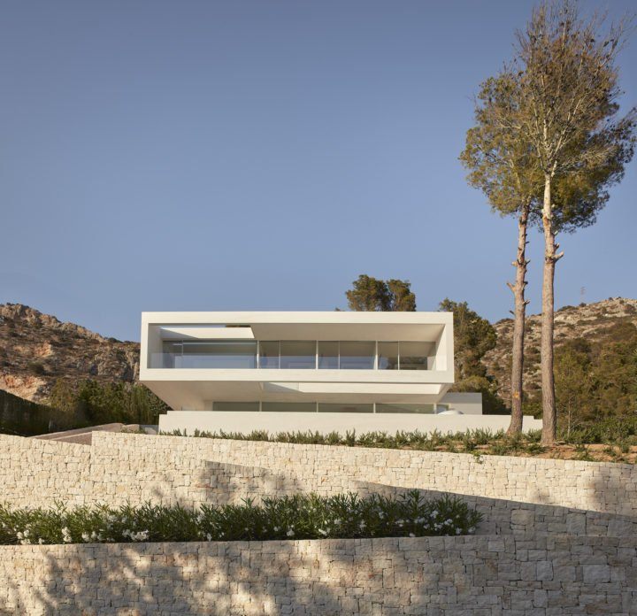 Ramón Esteve Estudio’s Oslo House Overlooking The Spanish Mountains ...