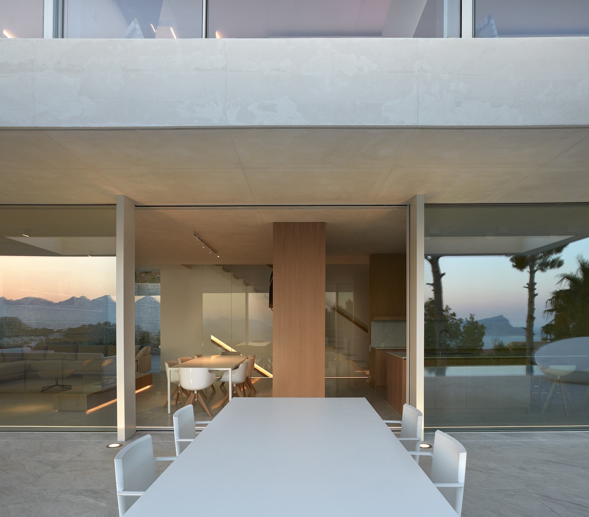 Ramón Esteve Estudio’s Oslo House Overlooking The Spanish Mountains ...