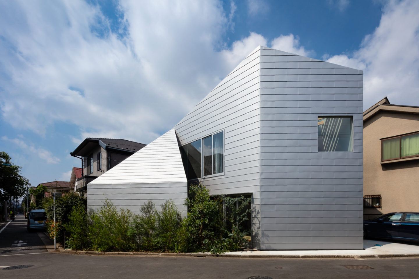 Taketo Shimohigoshi Designs An Asymmetrical Home With An Internal ...