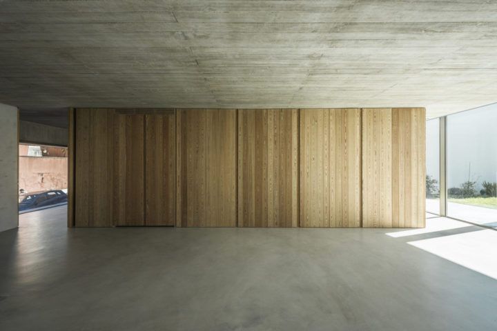 Aires Mateus Designs A Rooftop Pool Atop A Sculptural Concrete Home In ...