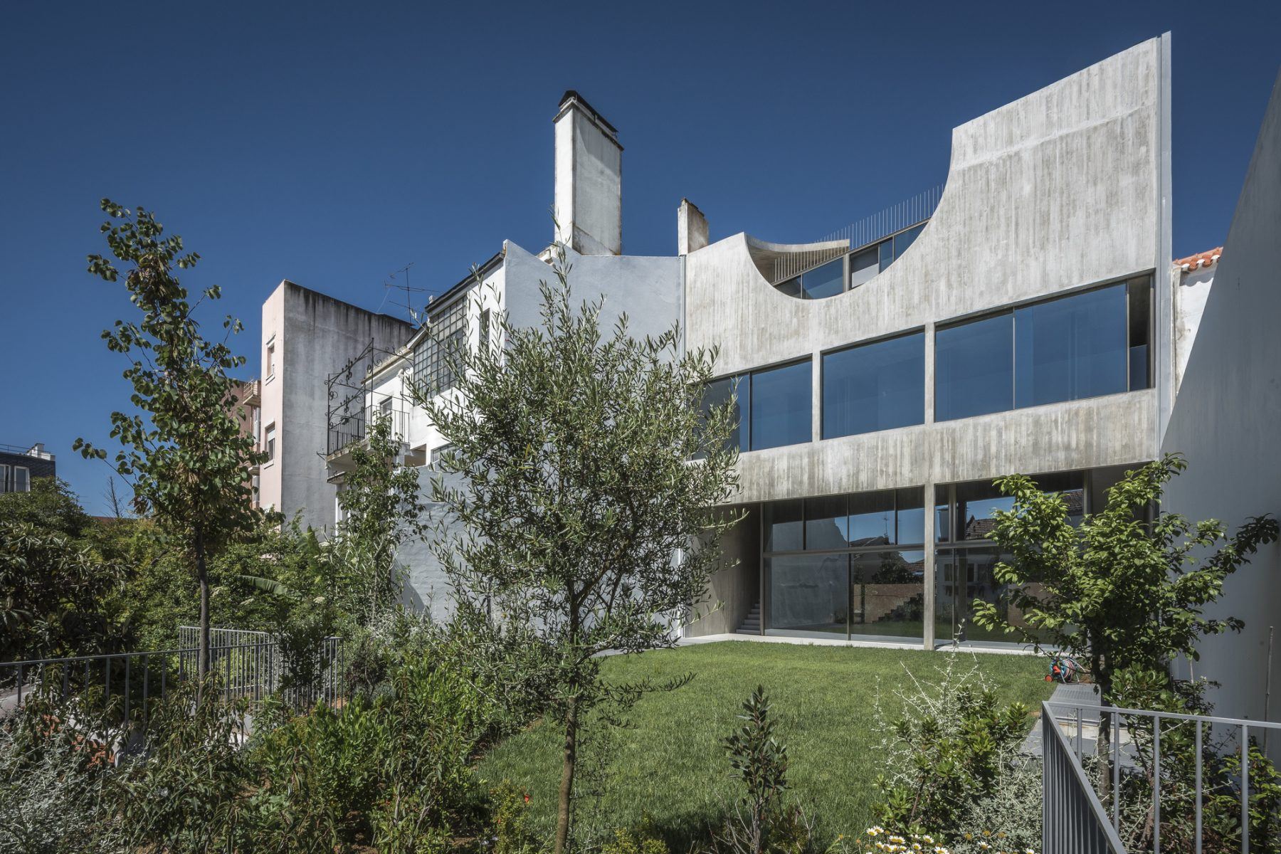 Aires Mateus Designs A Rooftop Pool Atop A Sculptural Concrete Home In ...