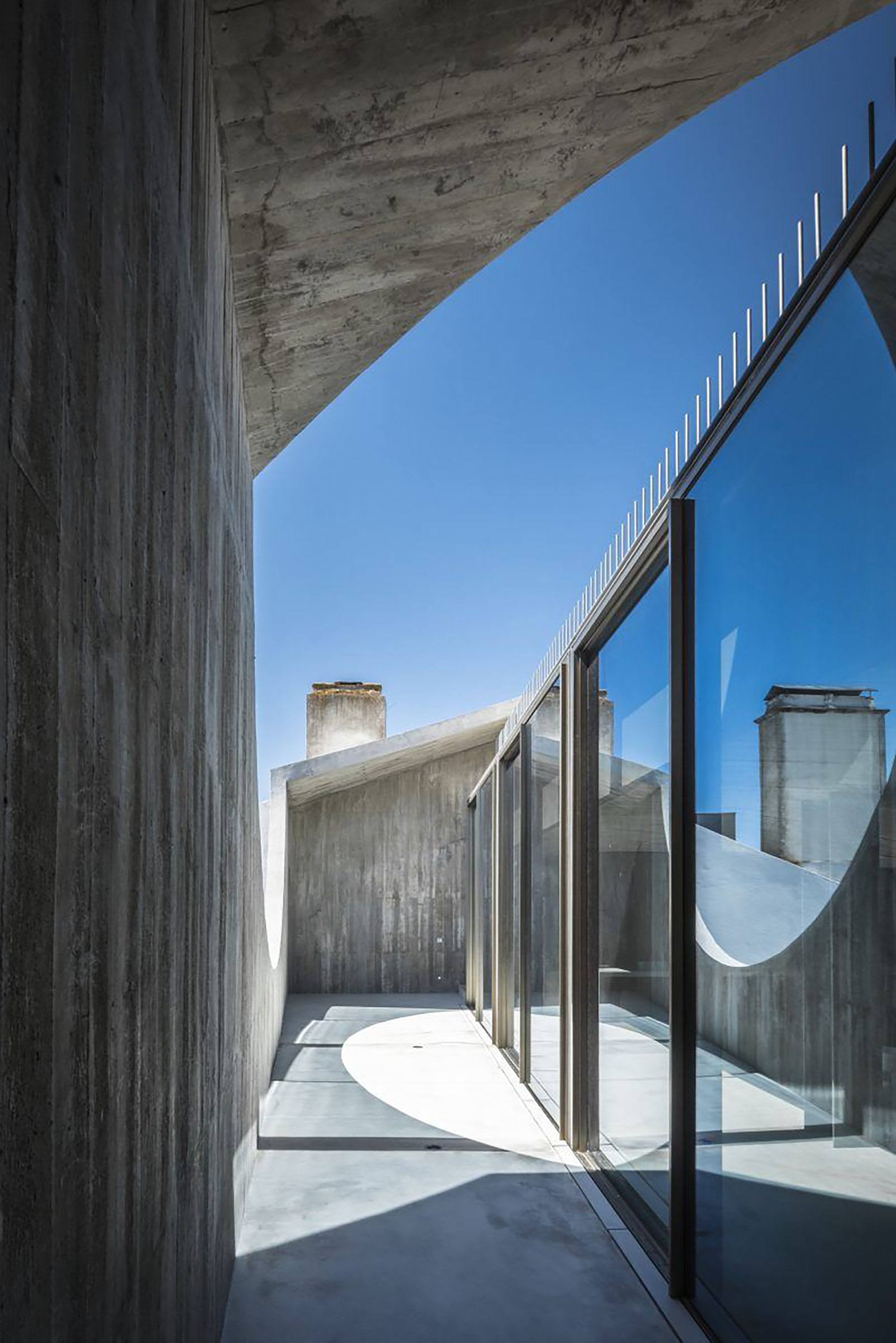 Aires Mateus Designs A Rooftop Pool Atop A Sculptural Concrete Home In ...