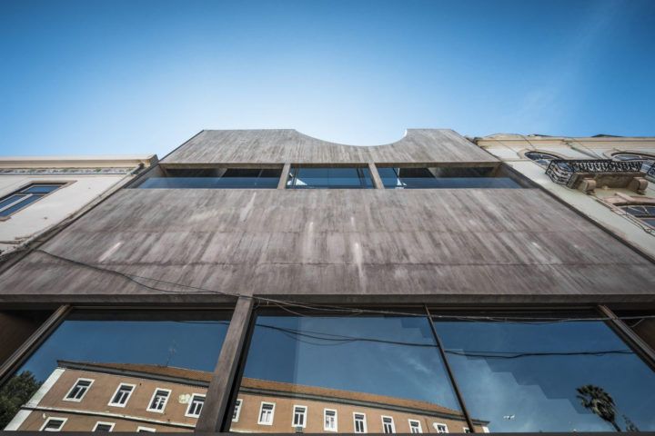 Aires Mateus Designs A Rooftop Pool Atop A Sculptural Concrete Home In ...