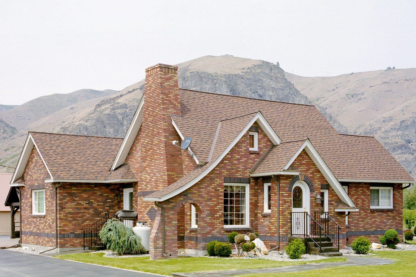 Colorful analog photography by Davis Ayer - IGNANT