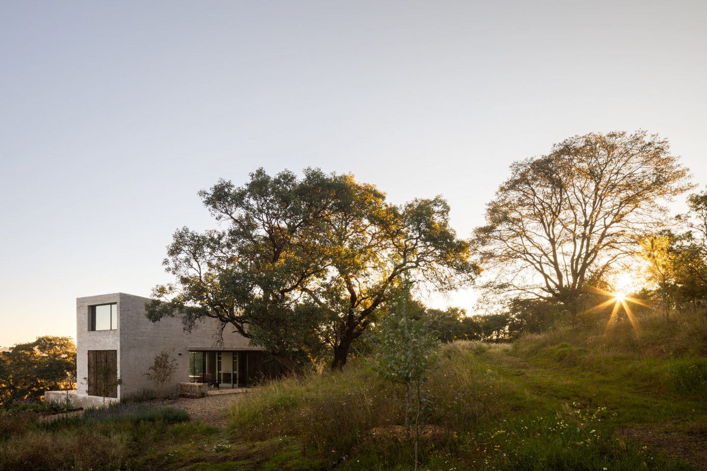 “A Container Of Views”: Simplicity Is King In The Aculco House In ...