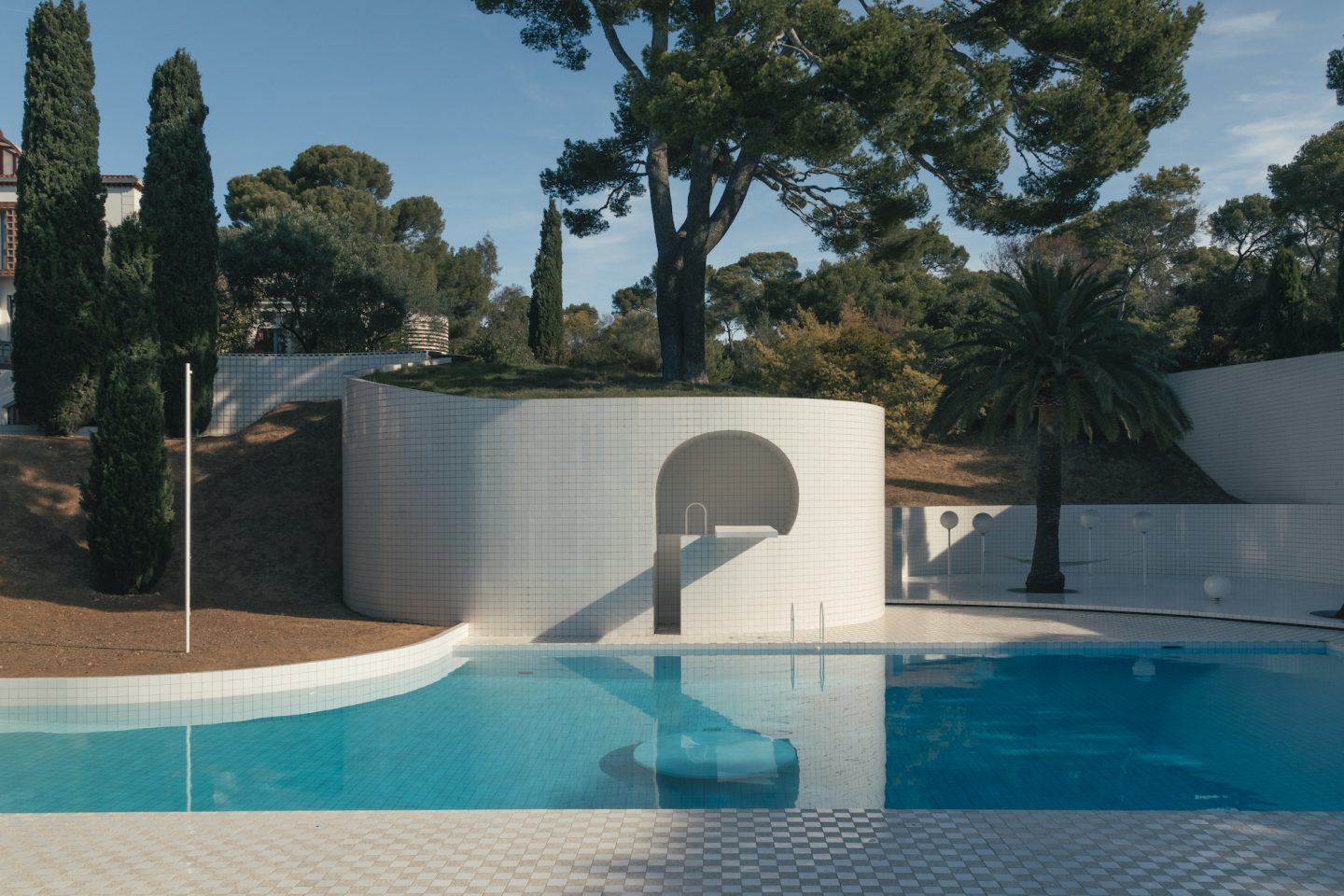 This Modernist Swimming Pool In The French Hills Is A Geometric ...