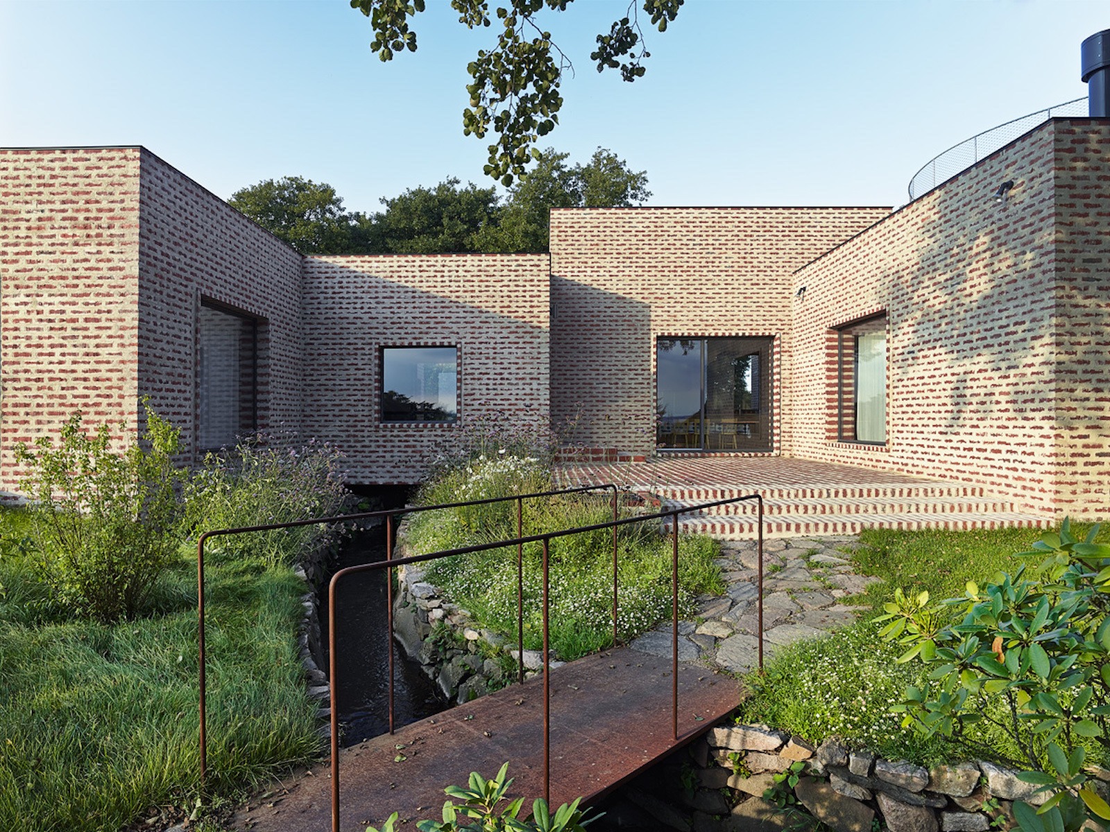 Tham & Videgård Designs A Home Around A Picturesque Creek In Sweden ...