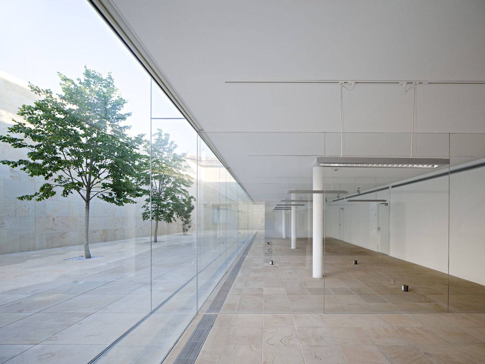 Alberto Campo Baeza’s All-Glass Offices For The Castilla León ...