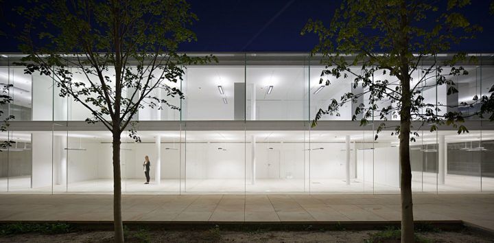 Alberto Campo Baeza’s All-Glass Offices For The Castilla León ...