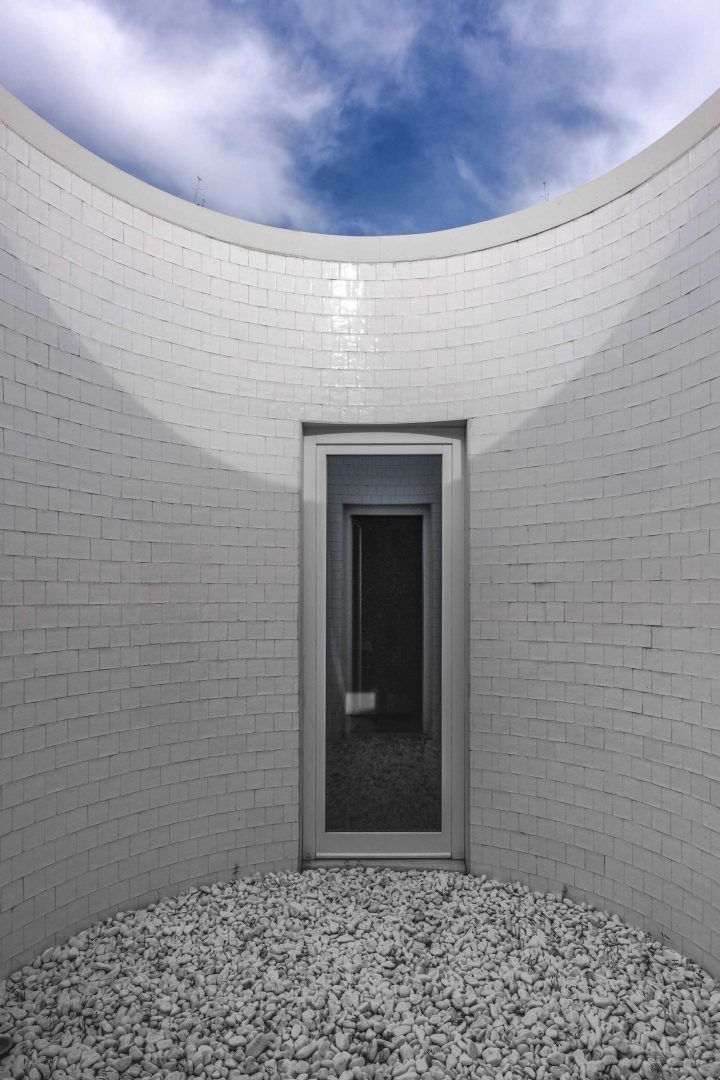 An Irregular Dome Shaped Like A Tidal Wave Marks This House In Monsaraz ...