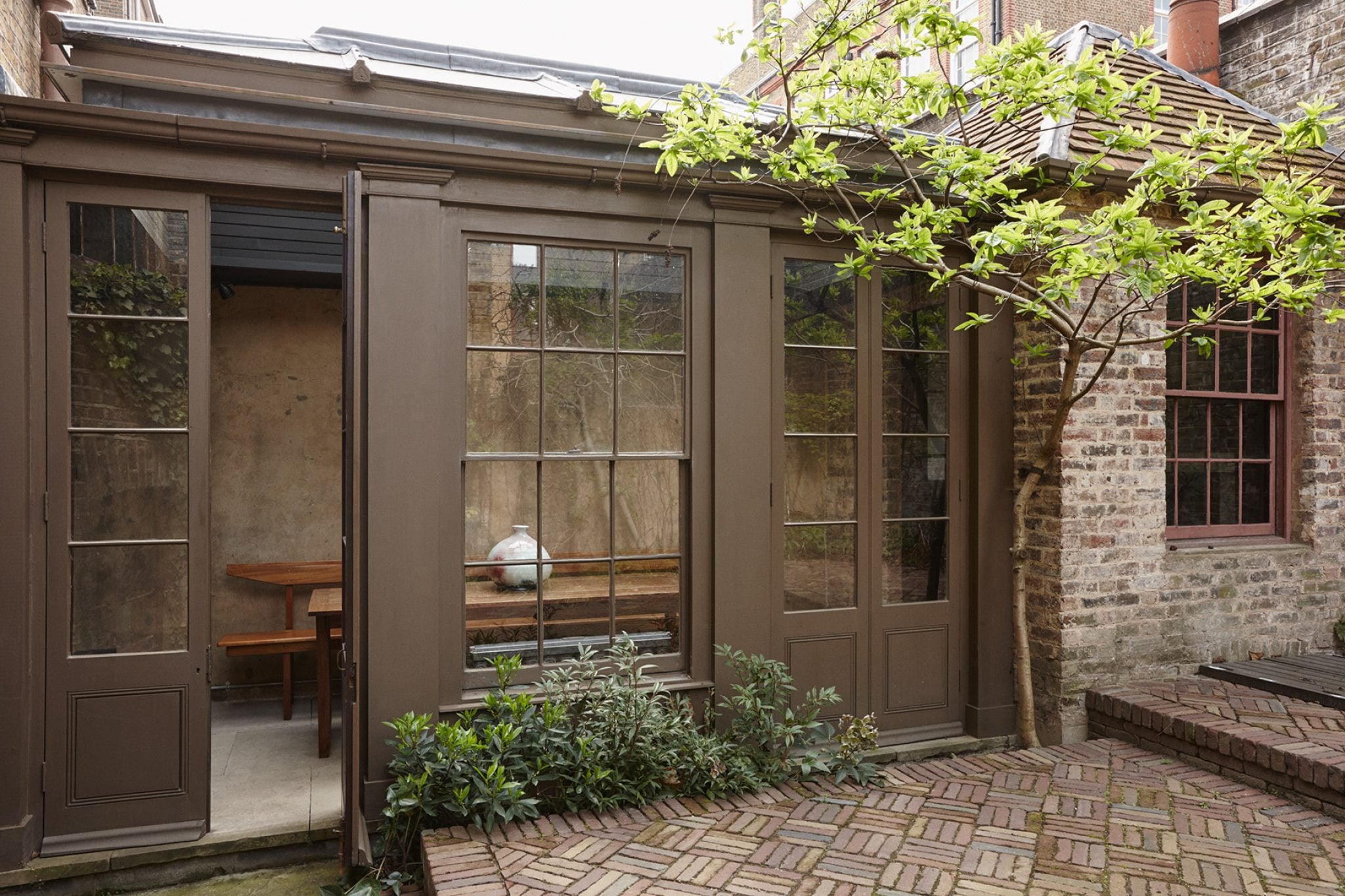 A Neutral Color Palette And Bespoke Interiors Define This Sophisticated ...