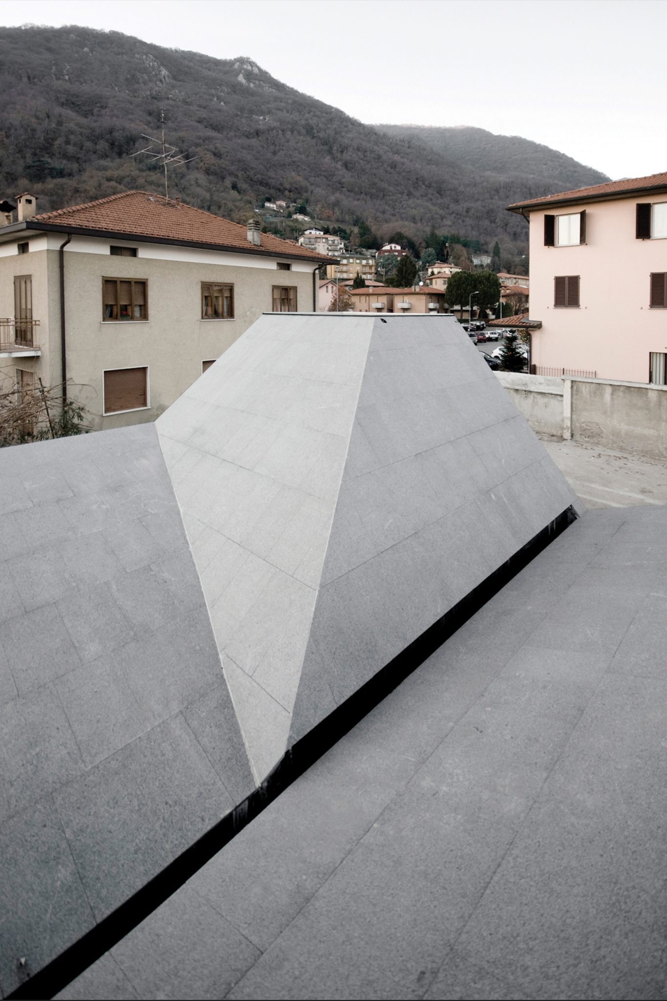 The Design And Character Of Wiggly House In Como Reflects The Essence ...