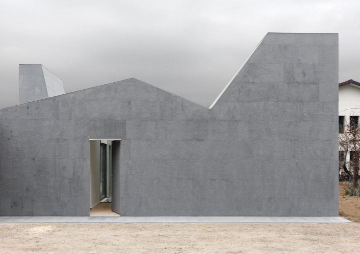 The Design And Character Of Wiggly House In Como Reflects The Essence ...