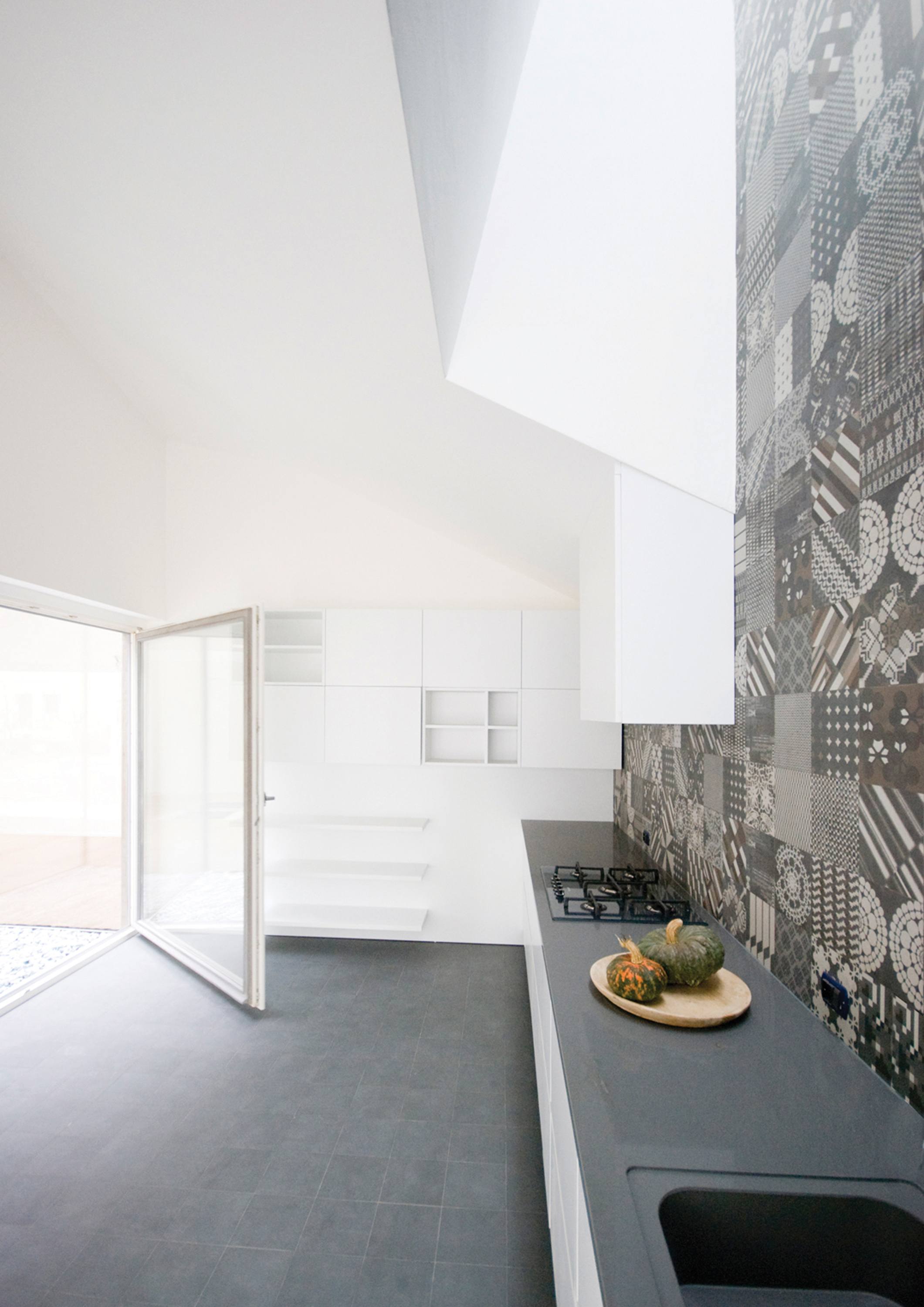 The Design And Character Of Wiggly House In Como Reflects The Essence ...