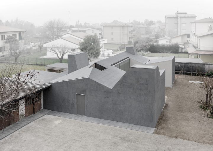 The Design And Character Of Wiggly House In Como Reflects The Essence ...