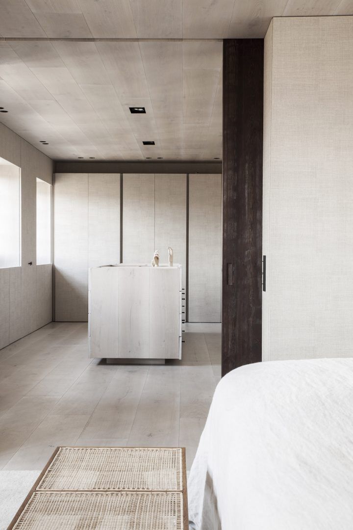 A Neutral Color Palette And Bespoke Interiors Define This Sophisticated ...