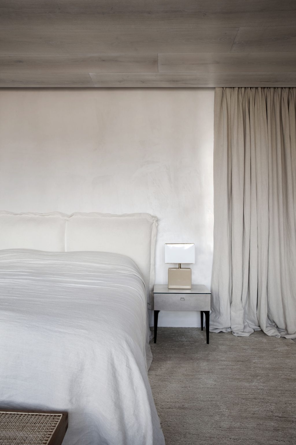 A Neutral Color Palette And Bespoke Interiors Define This Sophisticated ...