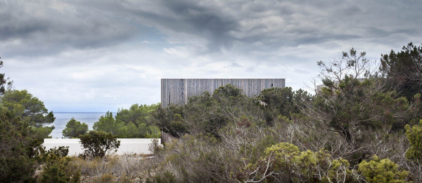 Marià Castelló Martínez Designs “A House Nested In The Stone” On A ...