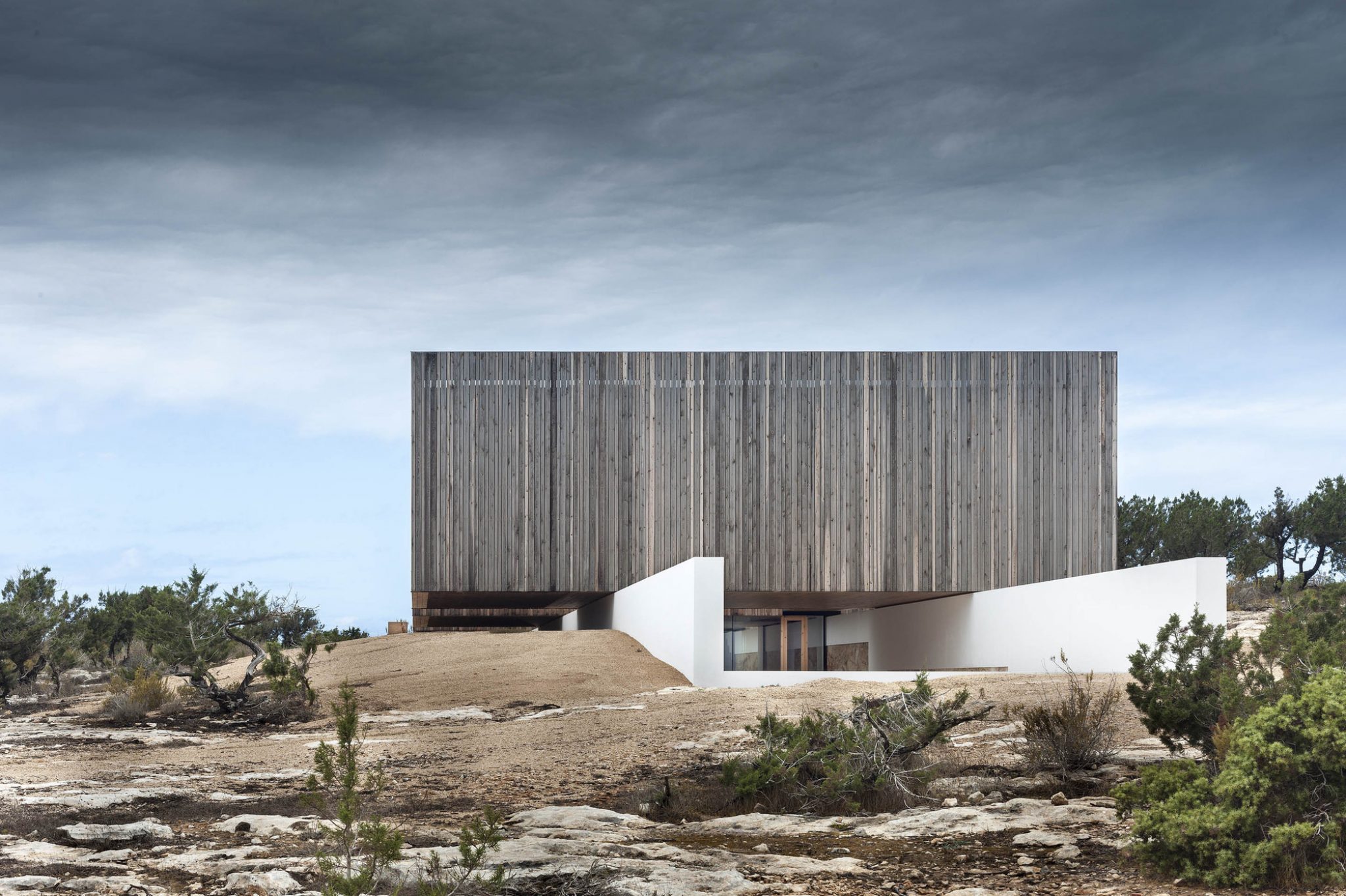 Marià Castelló Martínez Designs “A House Nested In The Stone” On A ...