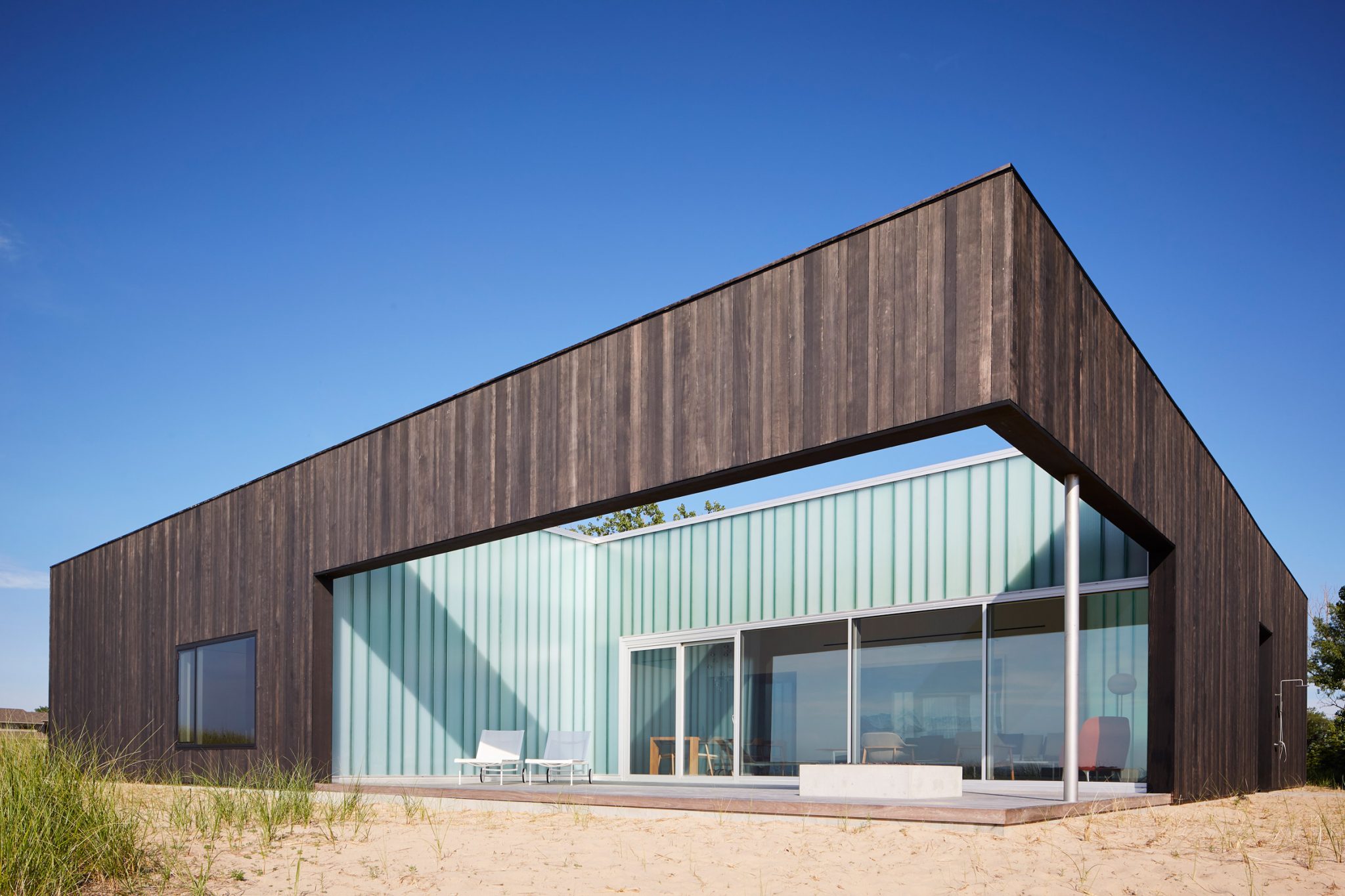 On The Water’s Edge Of Lake Michigan, Courtyard House By John Ronan ...
