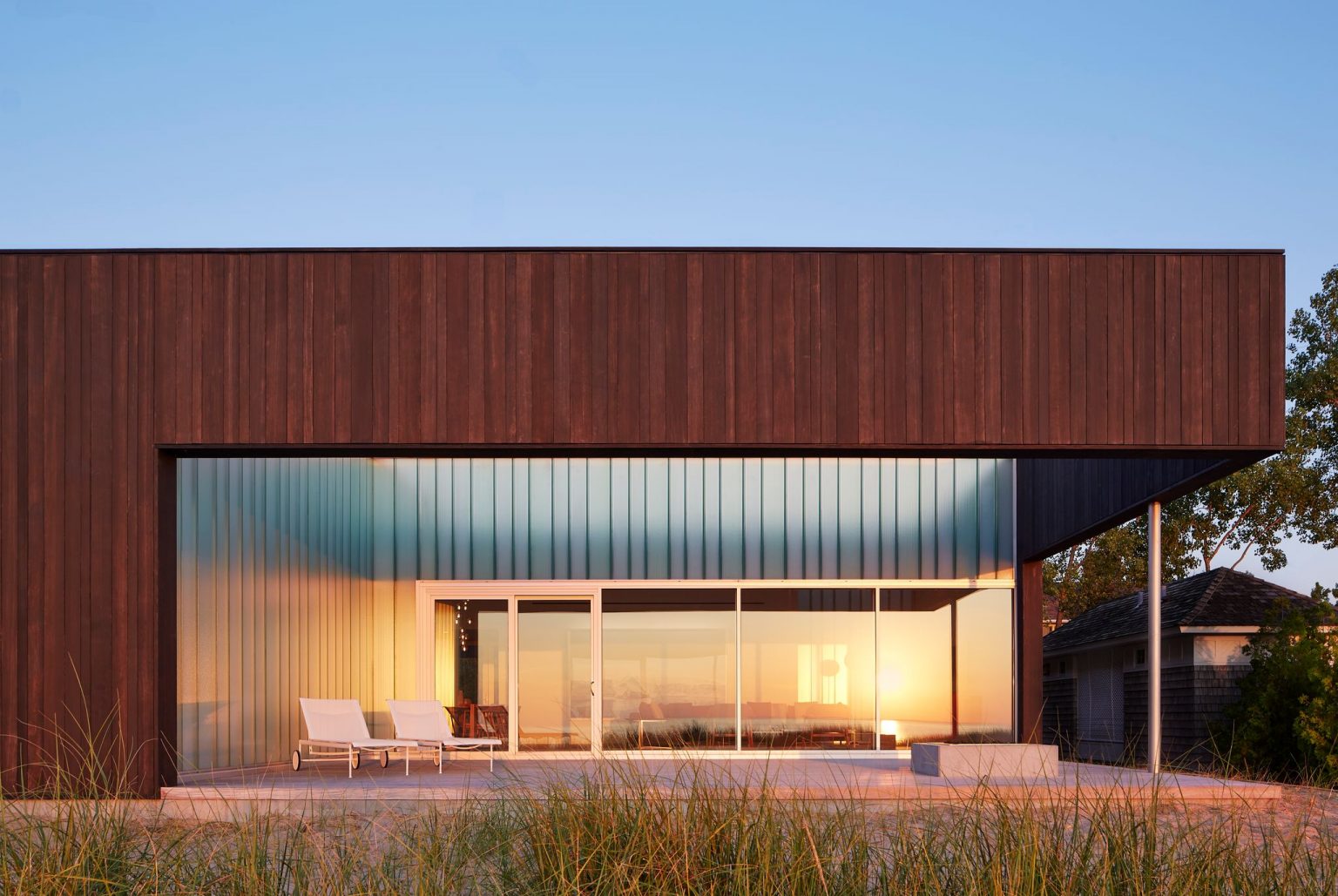 On The Water’s Edge Of Lake Michigan, Courtyard House By John Ronan ...