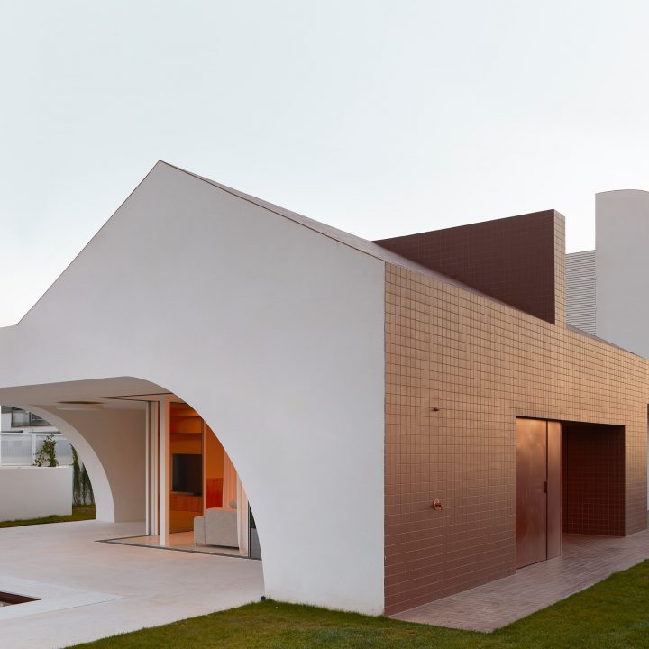Curved And Pitched Forms Define Horma’s DM House In Valencia - IGNANT
