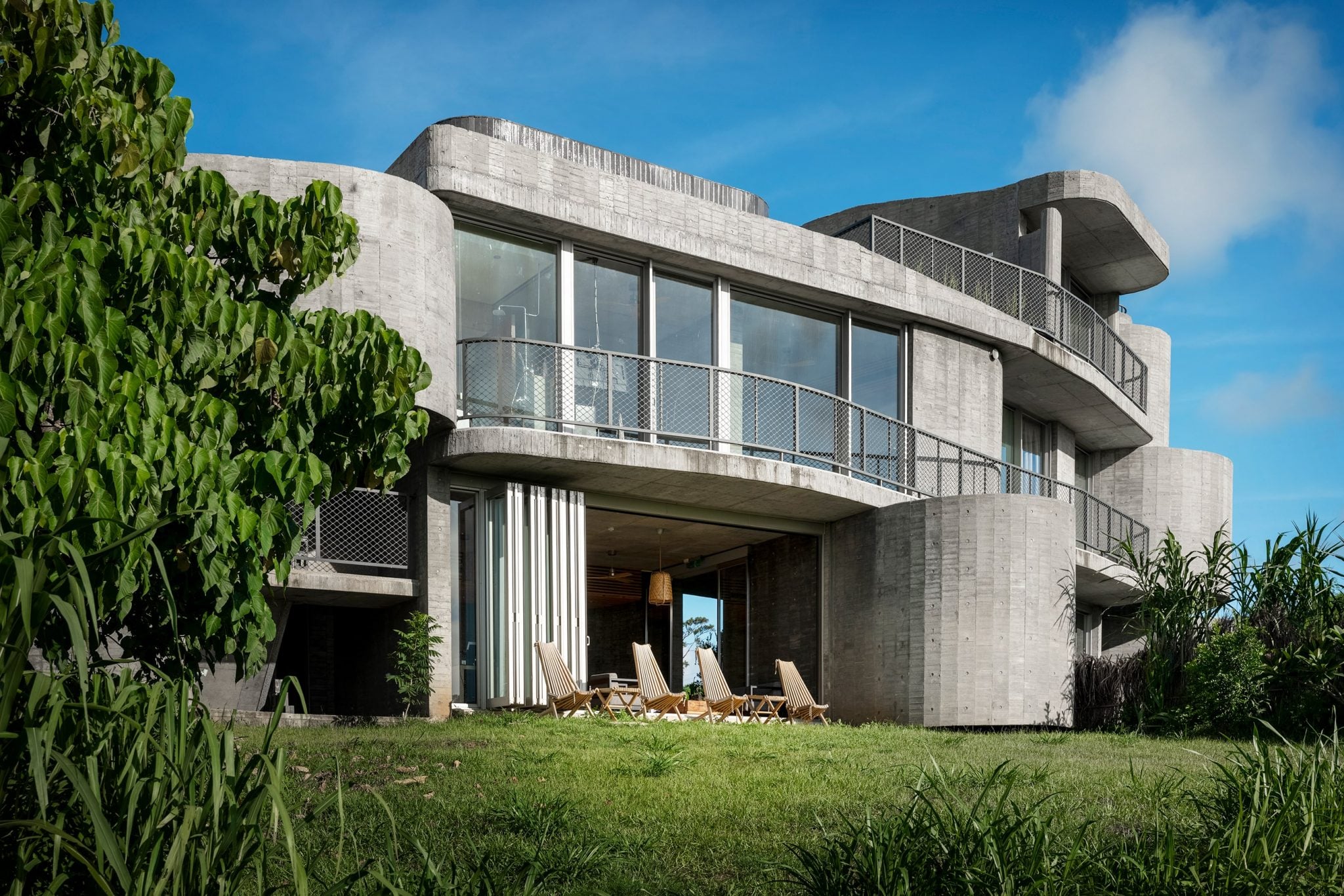 In Taiwan, The Wandering Walls By XRANGE Architects Curves Out Towards ...