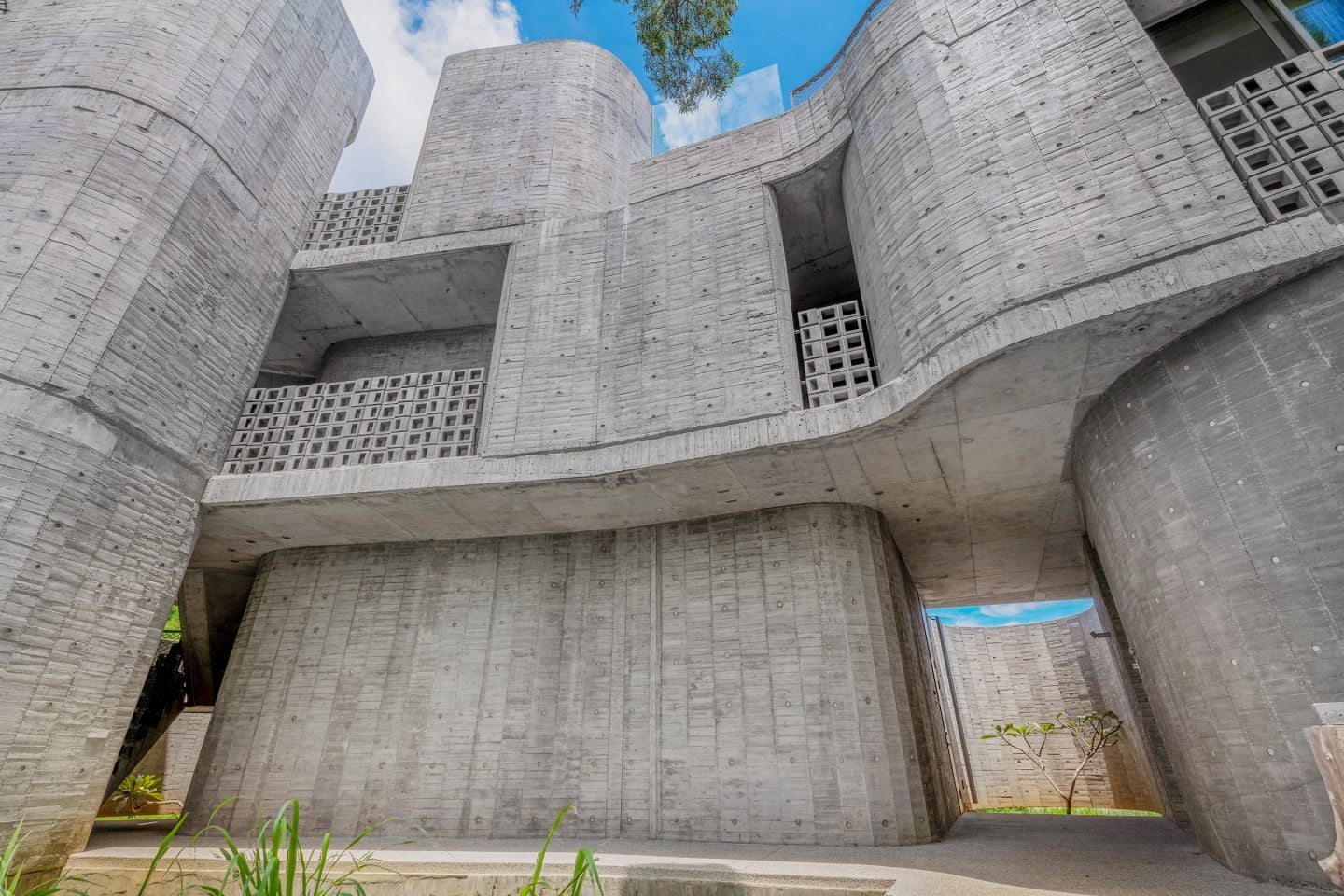 In Taiwan, The Wandering Walls By XRANGE Architects Curves Out Towards ...