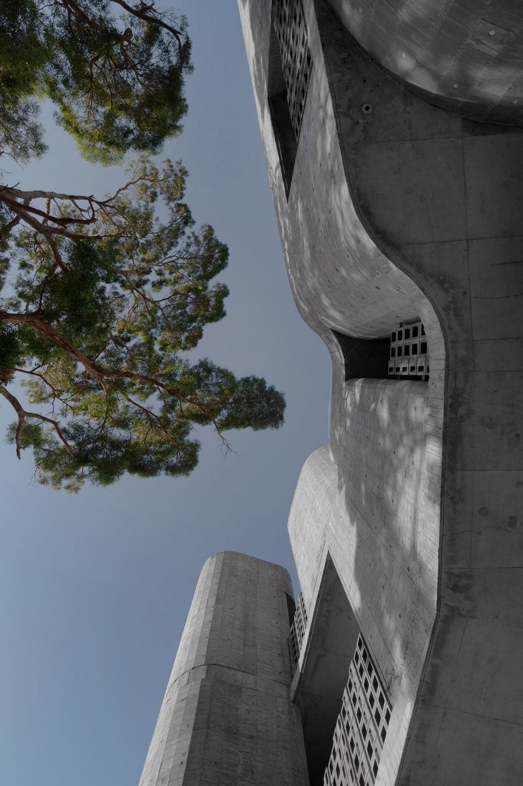 In Taiwan, The Wandering Walls By XRANGE Architects Curves Out Towards ...