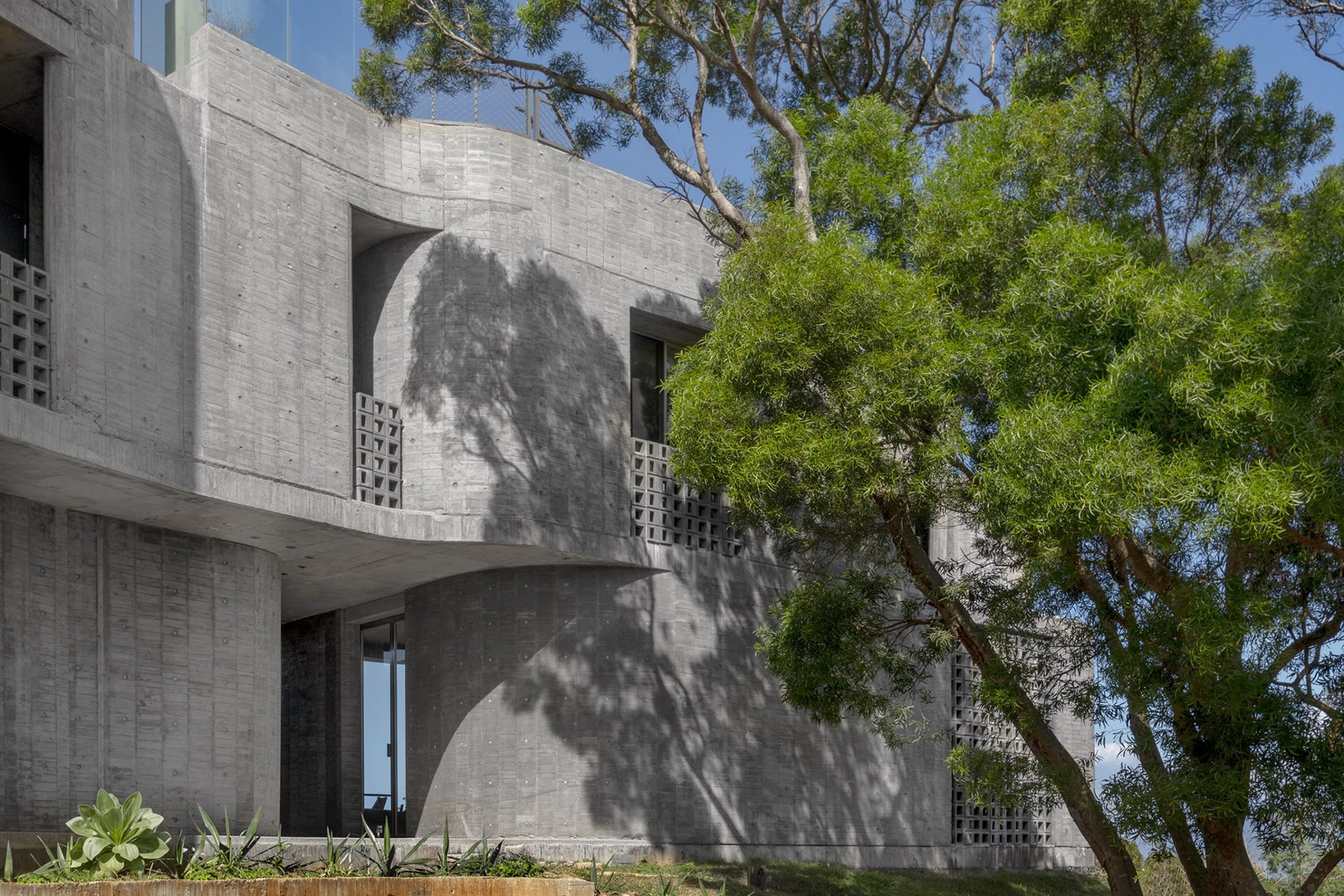 In Taiwan, The Wandering Walls By XRANGE Architects Curves Out Towards ...