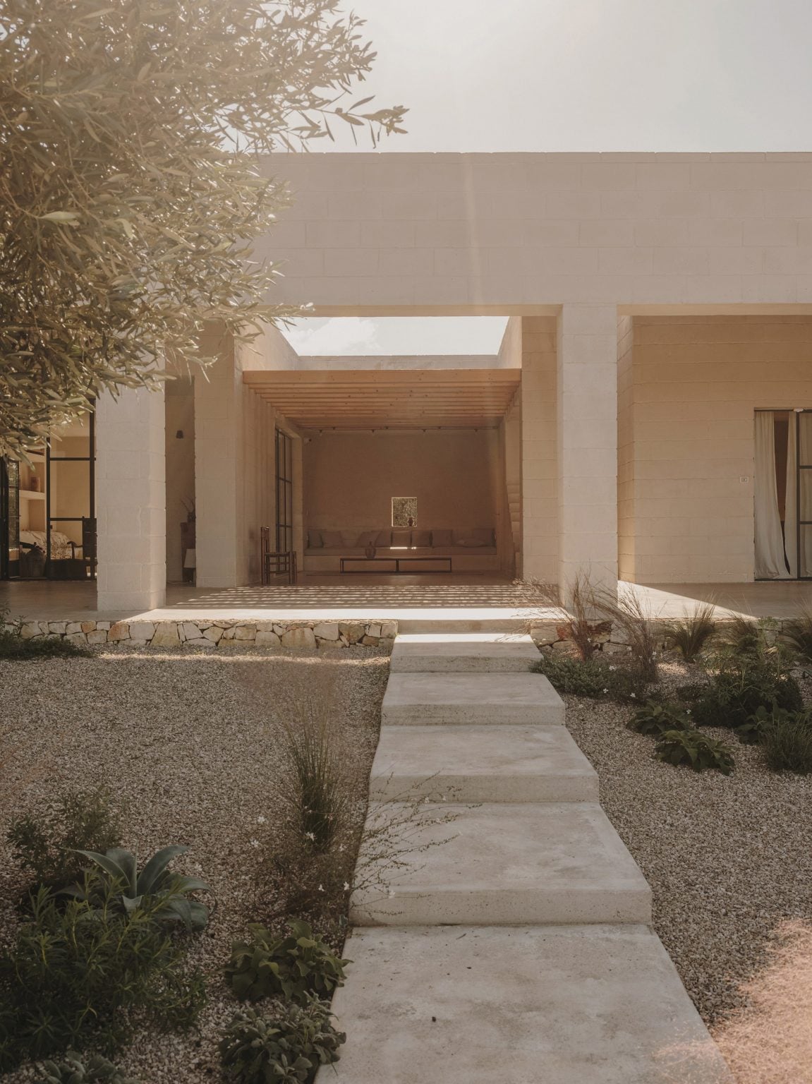 Peace And Serenity Prevail At Studio Andrew Trotter’s Casa Maiora - IGNANT