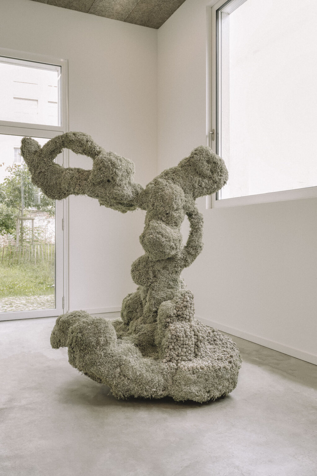 Studio Lilo’s Living Sculptures Reimagine Floral Design - IGNANT